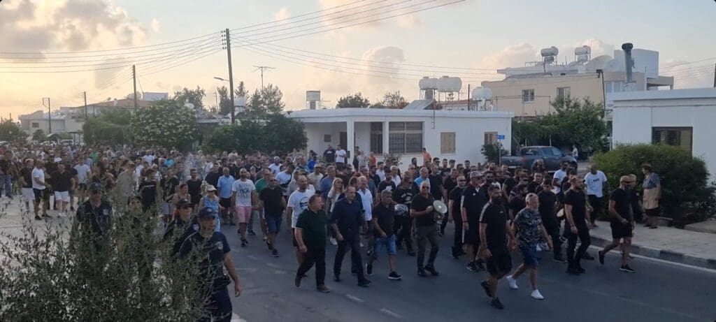 ΧΛΩΡΑΚΑ: Εκατοντάδες στους δρόμους για την εκδήλωση διαμαρτυρίας ...