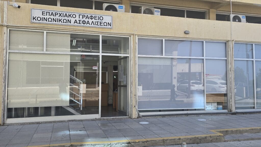 ΠΑΦΟΣ: Από εκσφεντονισμένο αντικείμενο η οπή στα γραφεία των Κ ...