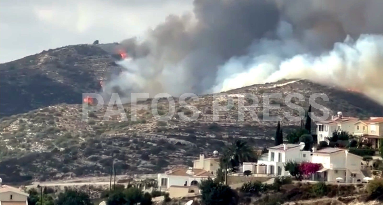 ΦΩΤΙΑ ΤΣΑΔΑ: Μεγάλη ανησυχία - Σε απόσταση αναπνοής από σπίτια ...