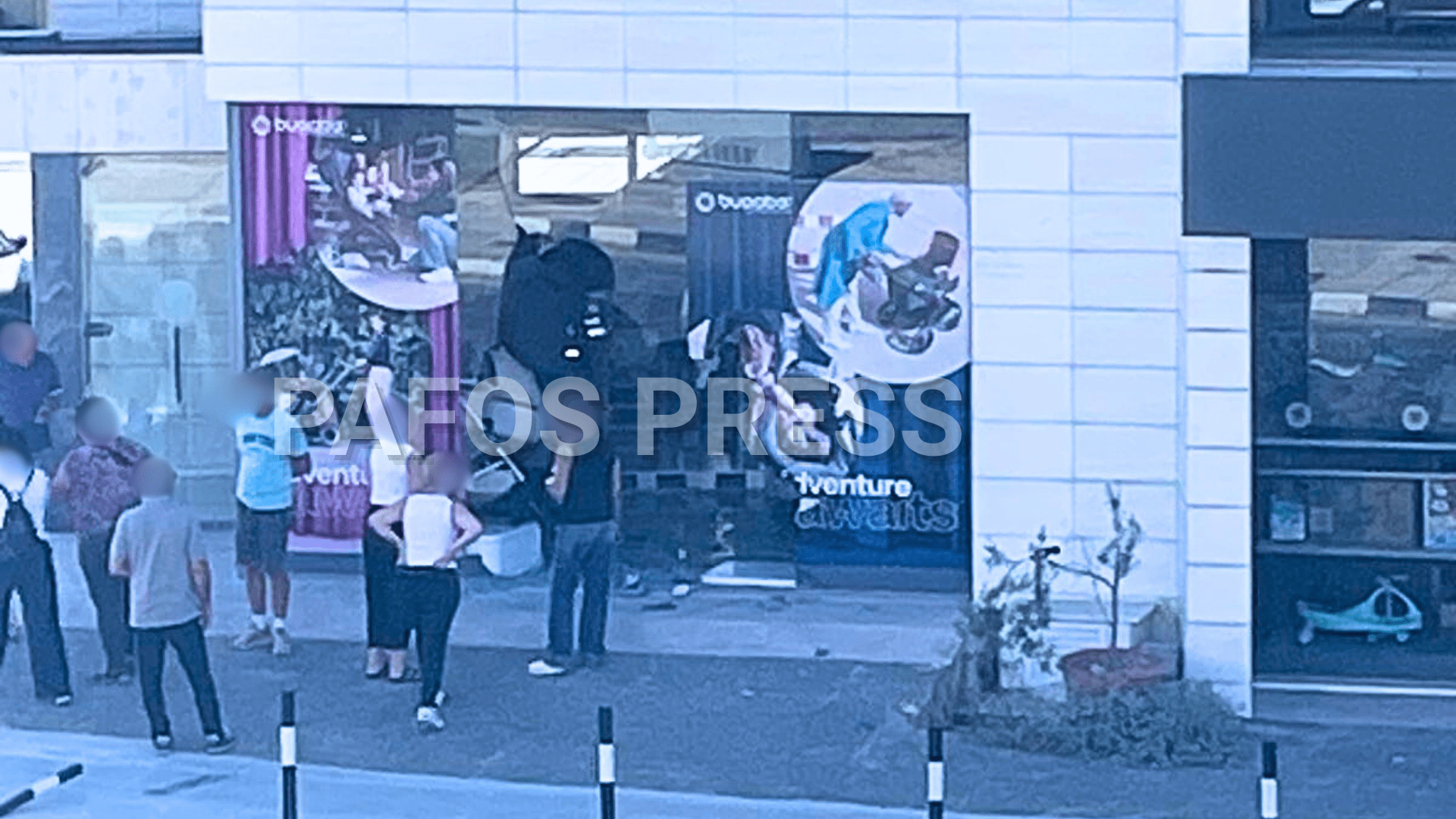 ΠΑΦΟΣ-ΠΡΙΝ ΛΙΓΟ: Όχημα κατέληξε εντός καταστήματος σε πολυσύχναστη ...